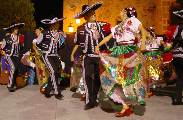 Bienvenida al encanto y tradición: Descubre los fascinantes bailes de ...